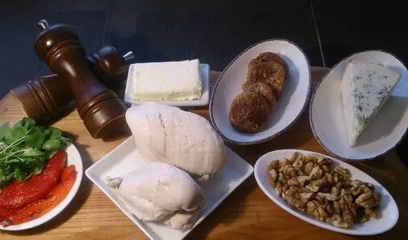 Продукти для курячого паштету з блакитним сиром і горіхами на столі