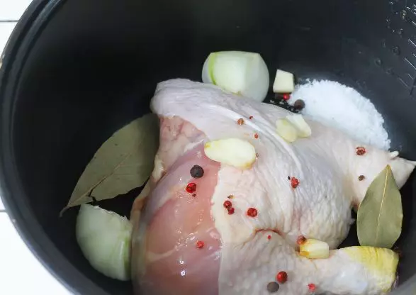 Ayam ayam dengan rempah-rempah dalam mangkuk multicooker