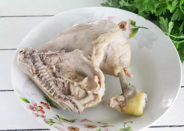 Βραστό ζαμπόν κοτόπουλου σε ένα πιάτο