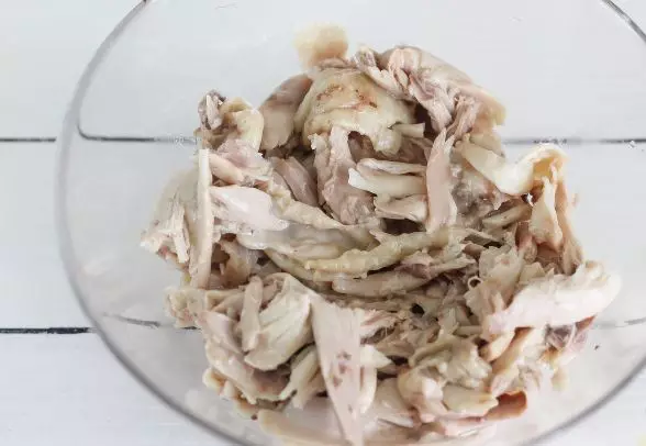 قطع لحم الدجاج المسلوق في وعاء زجاجي