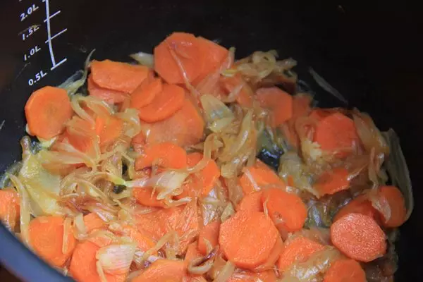 Oignons sculptés et carottes dans un bol de multicolteurs