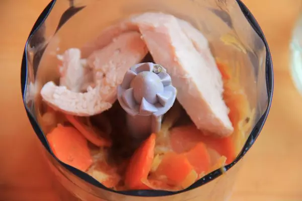Stücke gekochter Hähnchenbrust und Eintopfgemüse in einem Mixer-Schüssel
