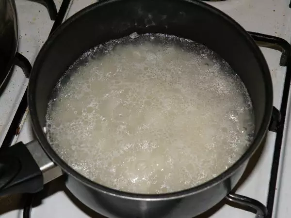 Gạo được đun sôi trong nồi