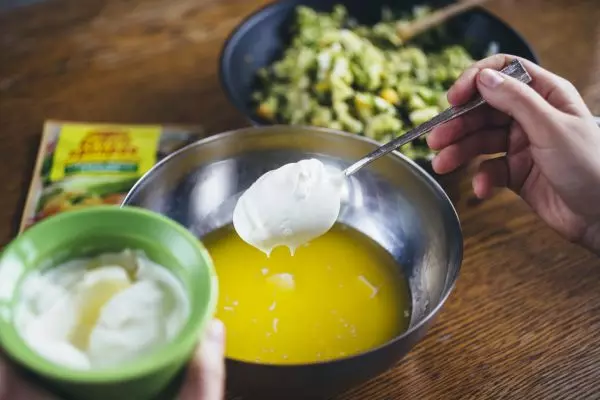 Mantequilla derretida y crema agria.