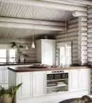 Tónovaný strop v kuchyni ve skandinávském stylu v dřevěném domě