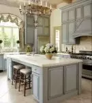 Luksuriøs lysekrone i køkkenet i klassisk stil
