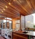 Kuchyň v moderním dřevěném domě