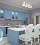 Perabot biru ing pawon kanthi gaya provence