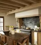 Interiør i køkkenet i stil med chalet i et landhus
