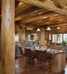 Красиві дерев'яні поверхні на кухні в стилі шале