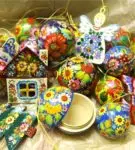 اسباب بازی های کوچک نقاشی شده زیر اوکراین