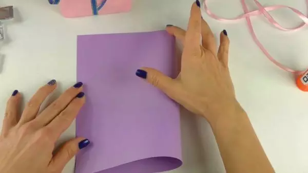 Papirni list preklopljen na pola