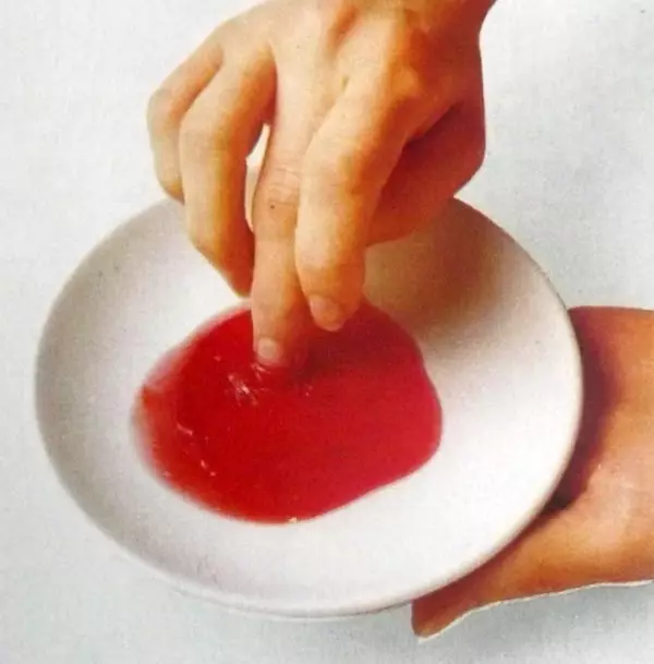 The plum mass should not be spread over the saucer