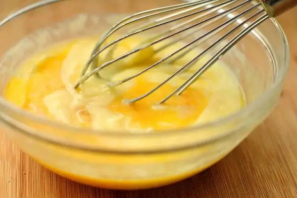 Telur disebat dengan krim