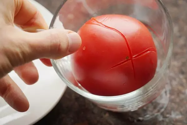 Från tomaten ta bort skalet