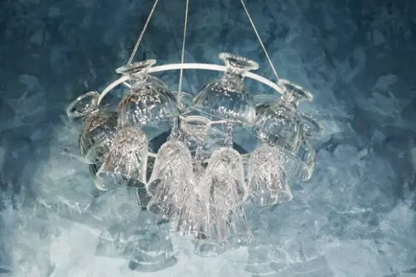 Crystal chandelier á loftinu