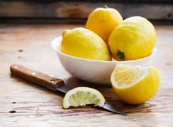 Limões em um prato na mesa