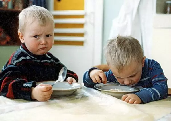 Децата ядат супа