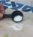 Cleaning iron with salt