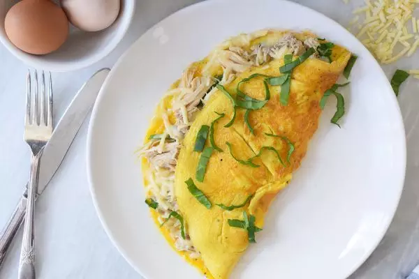 ಚಿಕನ್ ಮಾಂಸದೊಂದಿಗೆ ಬೆಳಕಿನ omelet