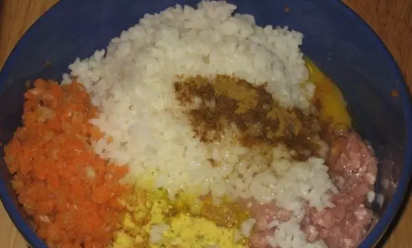 Gospodarstwo rolne, ryż. Warzywa i przyprawy na mięsne jeże w niebieskiej misce