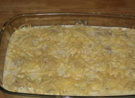 Ežys, pagamintos iš smulkintų patiekalų grietine, pabarstyti su tarkuotu sūriu