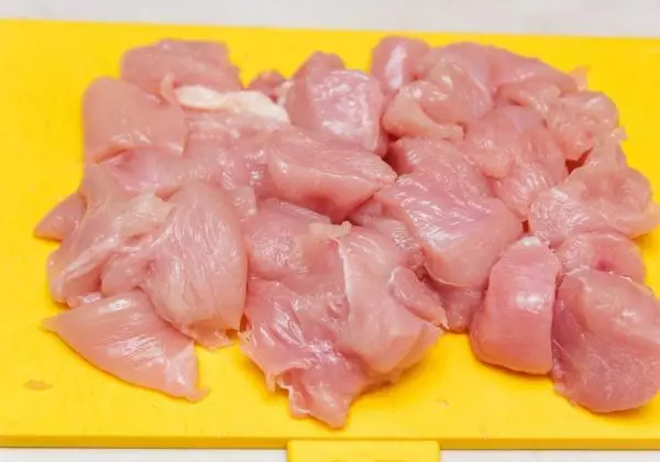 Filet de poulet haché sur une planche à découper