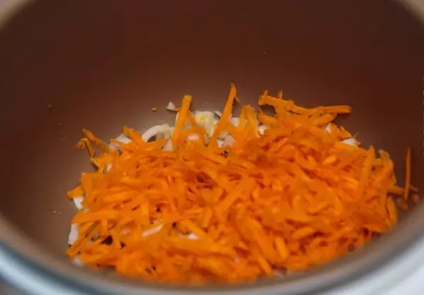 Fresco en una gran zanahoria de cocina en un tazón de multicantes