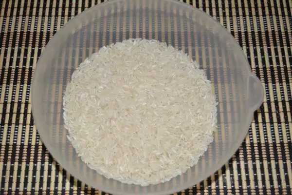 Ilgalaikiai ryžiai plastikiniame dubenyje