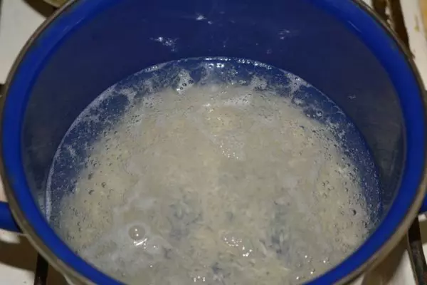 Ρύζι σε κατσαρόλα νερού