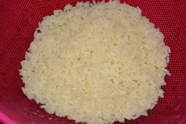 Vārīti rīsi metāliskajā sietā