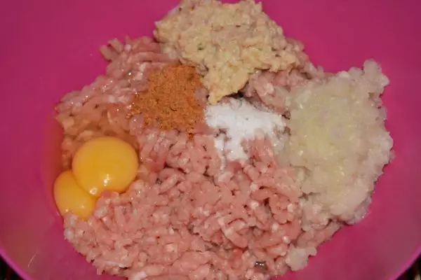 Micșind de gătit pentru bile de carne pentru copii cu orez