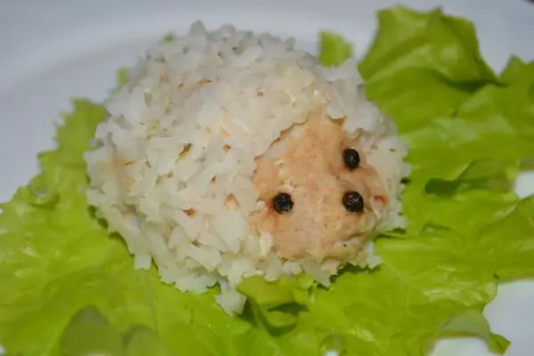 Hedgehog pagamintas iš maltos mėsos su ryžių lapų salotomis