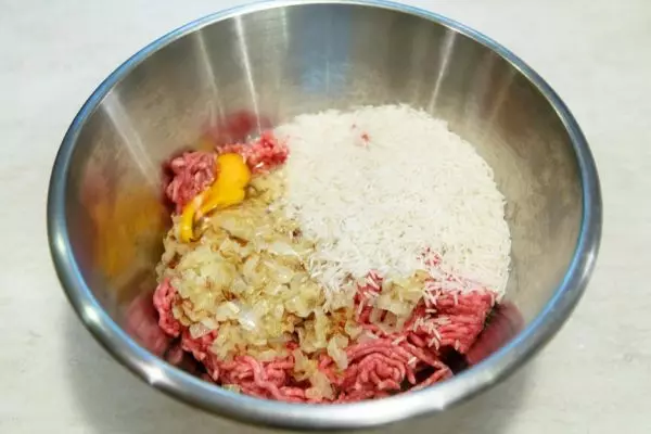 Ingredientes para bolas picadas con arroz en un tazón de metal.