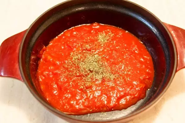 Pomidor wlać przypraw na patelni