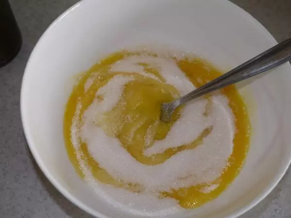 Adding sugar to whipped eggs