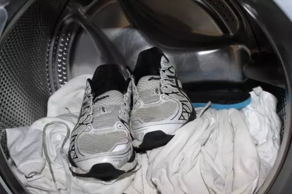Droegen sneakers yn in waskmasine