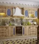 Raštuotos ausinės arabų virtuvės interjero