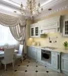 Elegantné závesy v klasickej kuchynskom interiéri