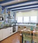 在地中海风格的厨房天花板上的横梁