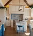 蓝色家具在厨房里