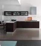 Dark nábytok na svetlom pozadí kuchyne moderné