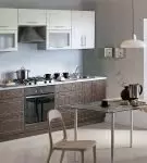 Brown Baldai ant virtuvės šviesos sienų fone modernus