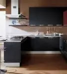 Raudoni ir juodi baldai virtuvėje moderni