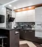 Maža virtuvė su kontrastingomis grindimis