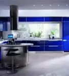 Ryškiai mėlyna virtuvė aukštųjų technologijų stiliaus