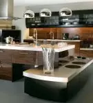 Neobvyklý nábytok v kuchynskom interiéri high-tech