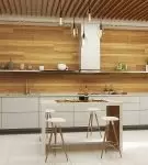Sienų apdaila po mediena virtuvėje minimalizmo stiliaus
