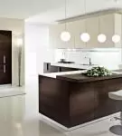 棕色白色厨房，具有极简主义的环境