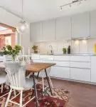 Ryškus kilimas virtuvėje eklektiškos stiliaus